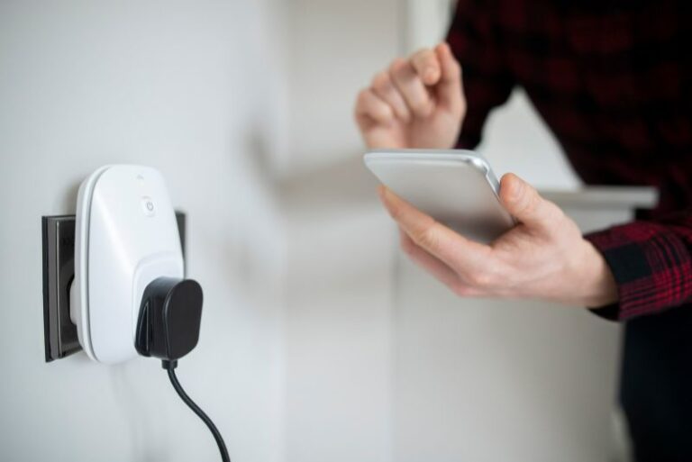 How To Monitor Your Home Energy Consumption (And Top Products)